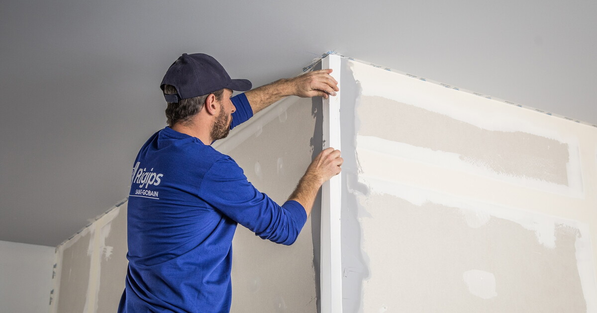 Jak samodzielnie zamontować płytę gk na ścianie? Montaż płyt gipsowych w roli okładzin. | Rigips